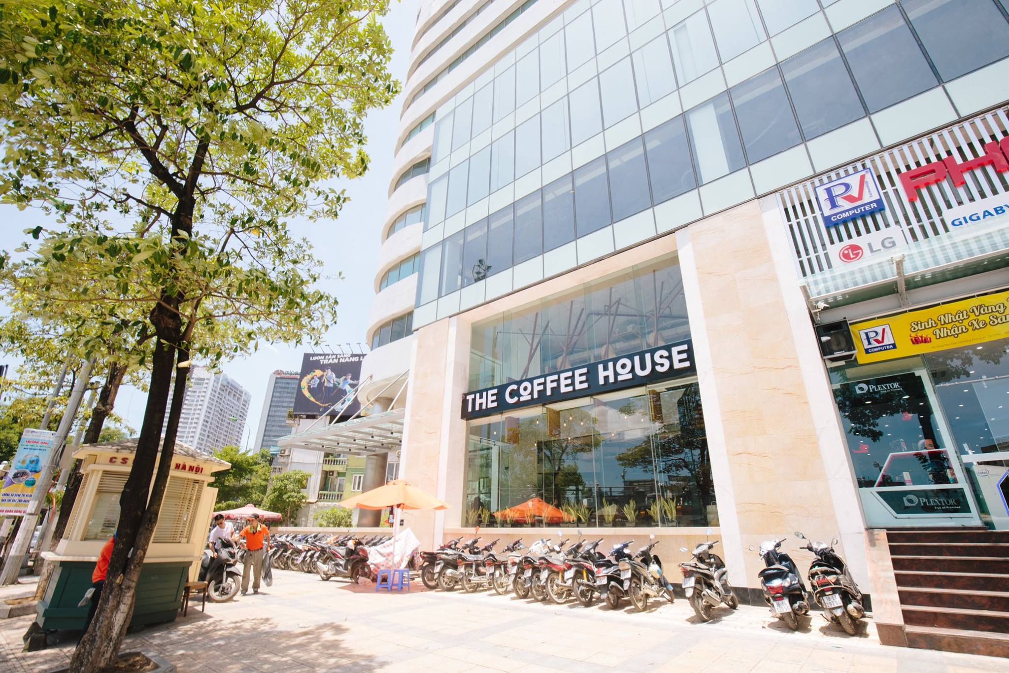 7 người bị thương ở The Coffee House: Tấm kính rơi có thuộc sự quản lý ...
